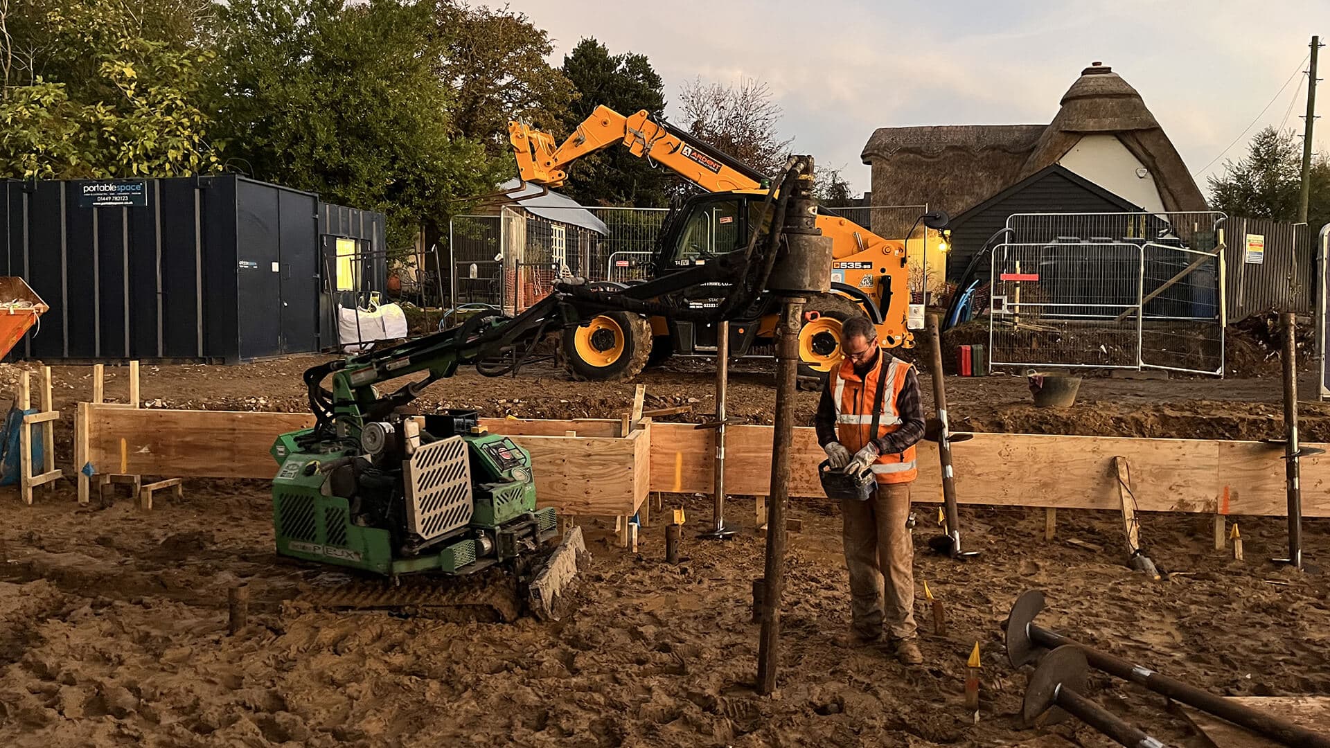 Maisons passives durables : Fondation de pieux vissés pour une dalle en ...